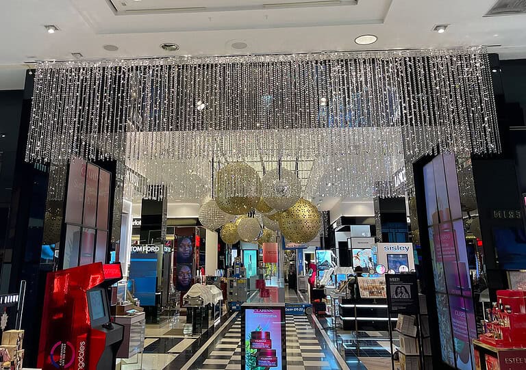 12 Inspiring Christmas Retail Store Display Ideas | American Christmas