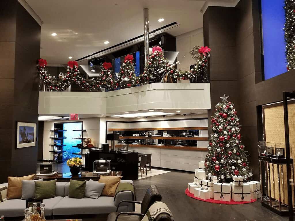 12 Inspiring Christmas Retail Store Display Ideas | American Christmas